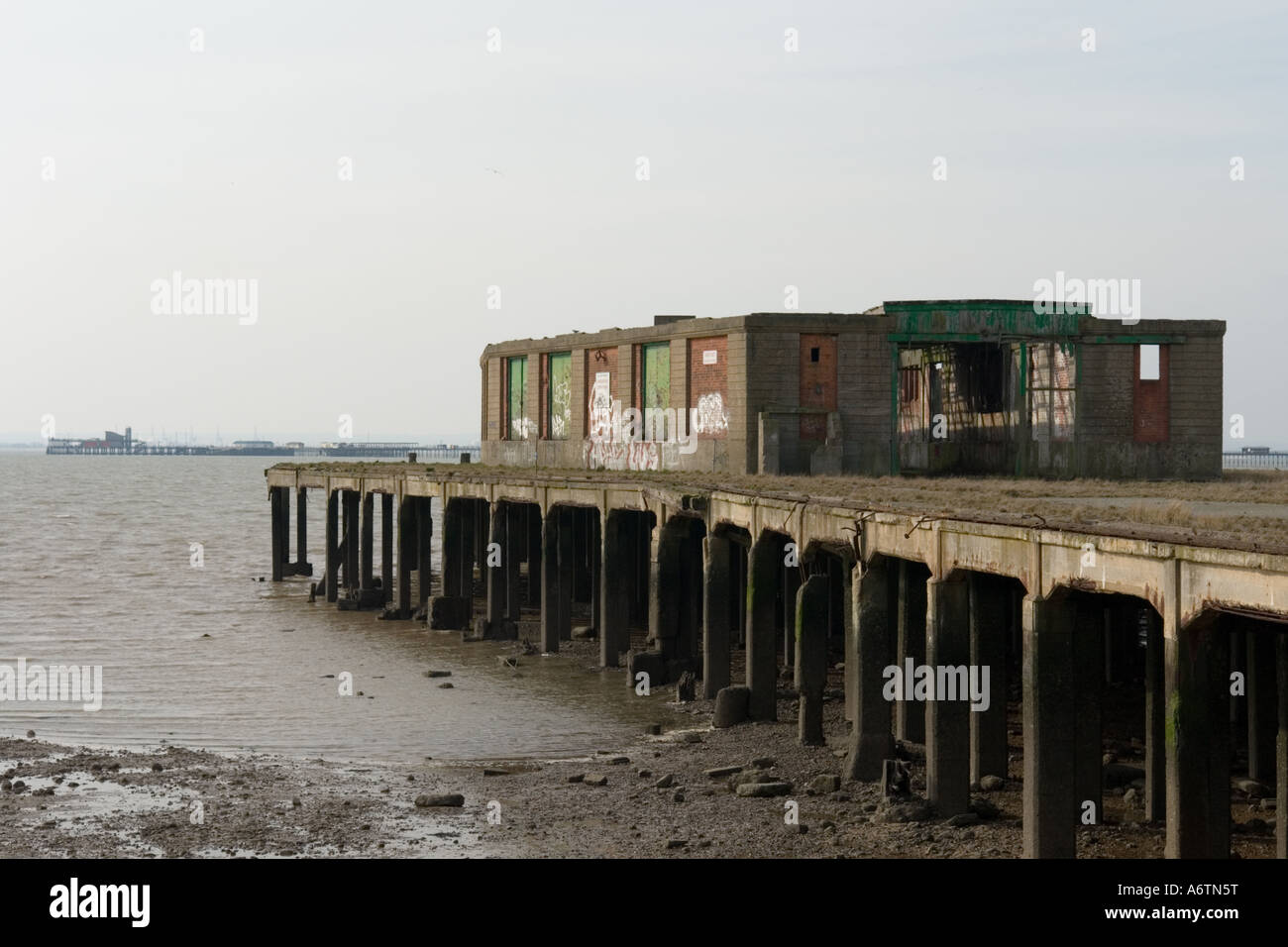 The old Gas Works Pier at Southend - an eyesore but very solidly built ...