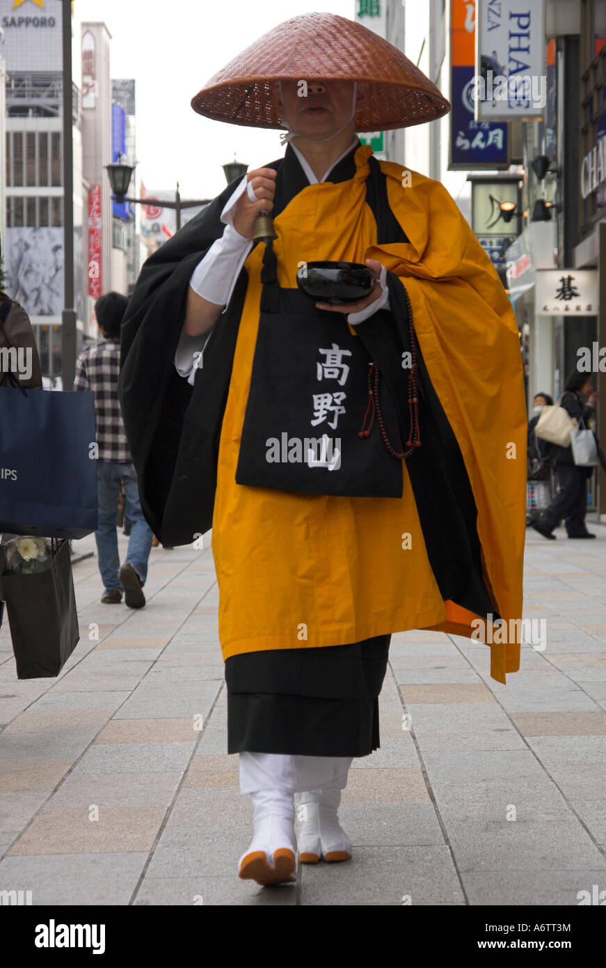 Monk in traditional dress tokyo hi-res stock photography and images - Alamy