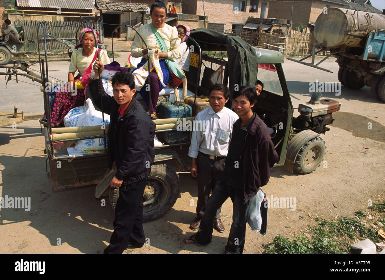 Dai people china hi-res stock photography and images - Alamy