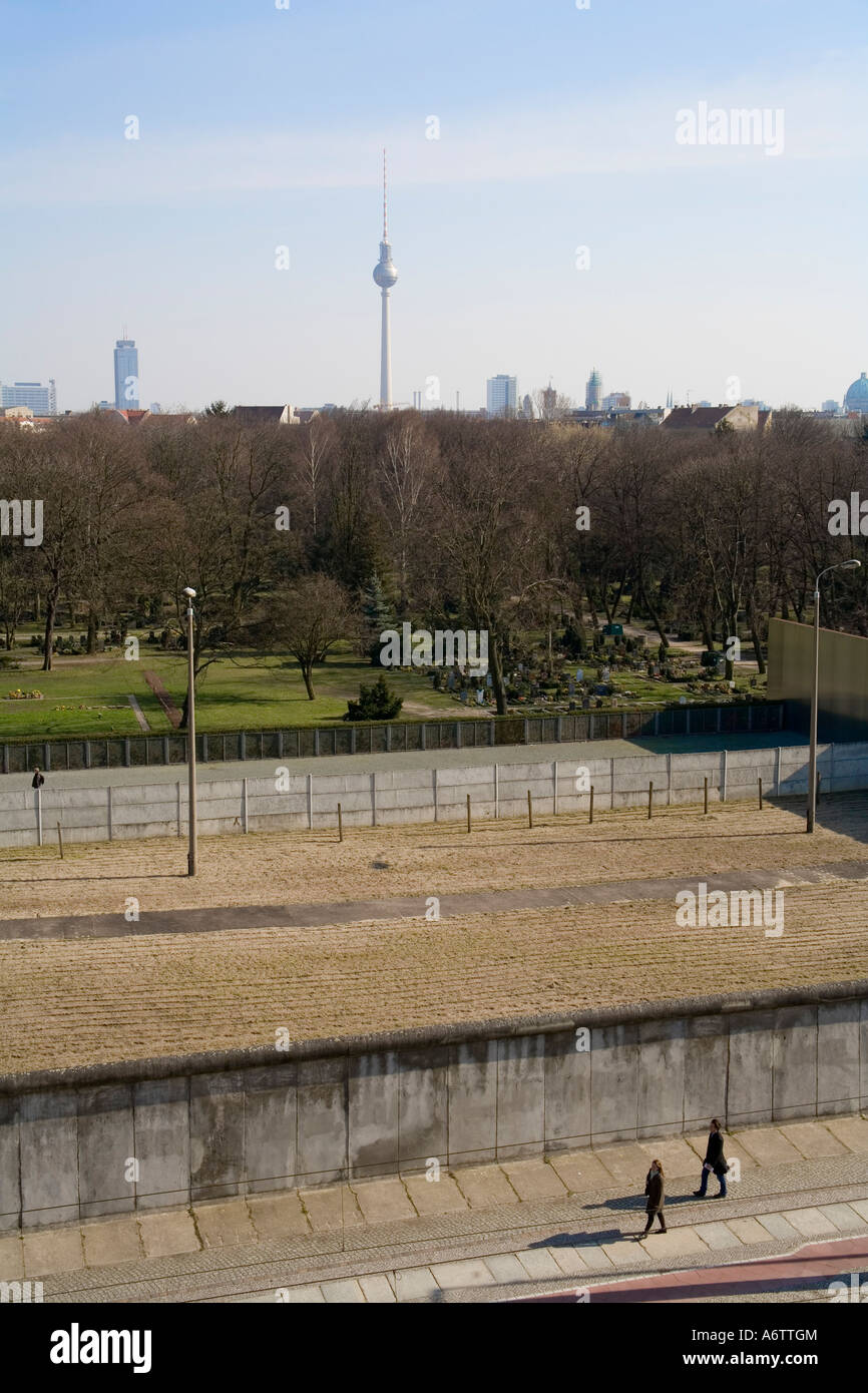 Berliner mauer todesstreifen zone hi-res stock photography and images ...