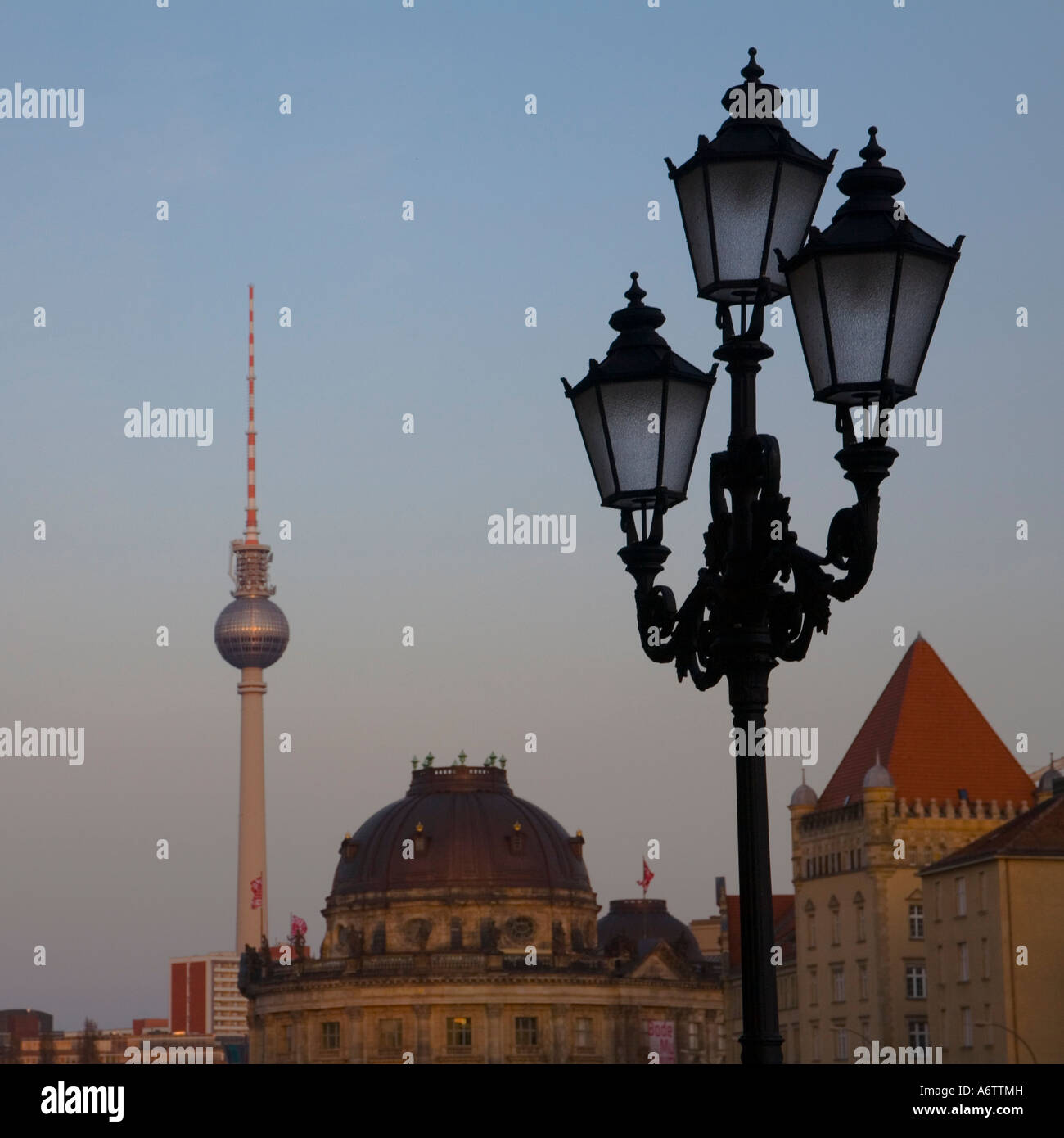 Historical street lamp, Bodemuseum and TV tower in the evening light ...