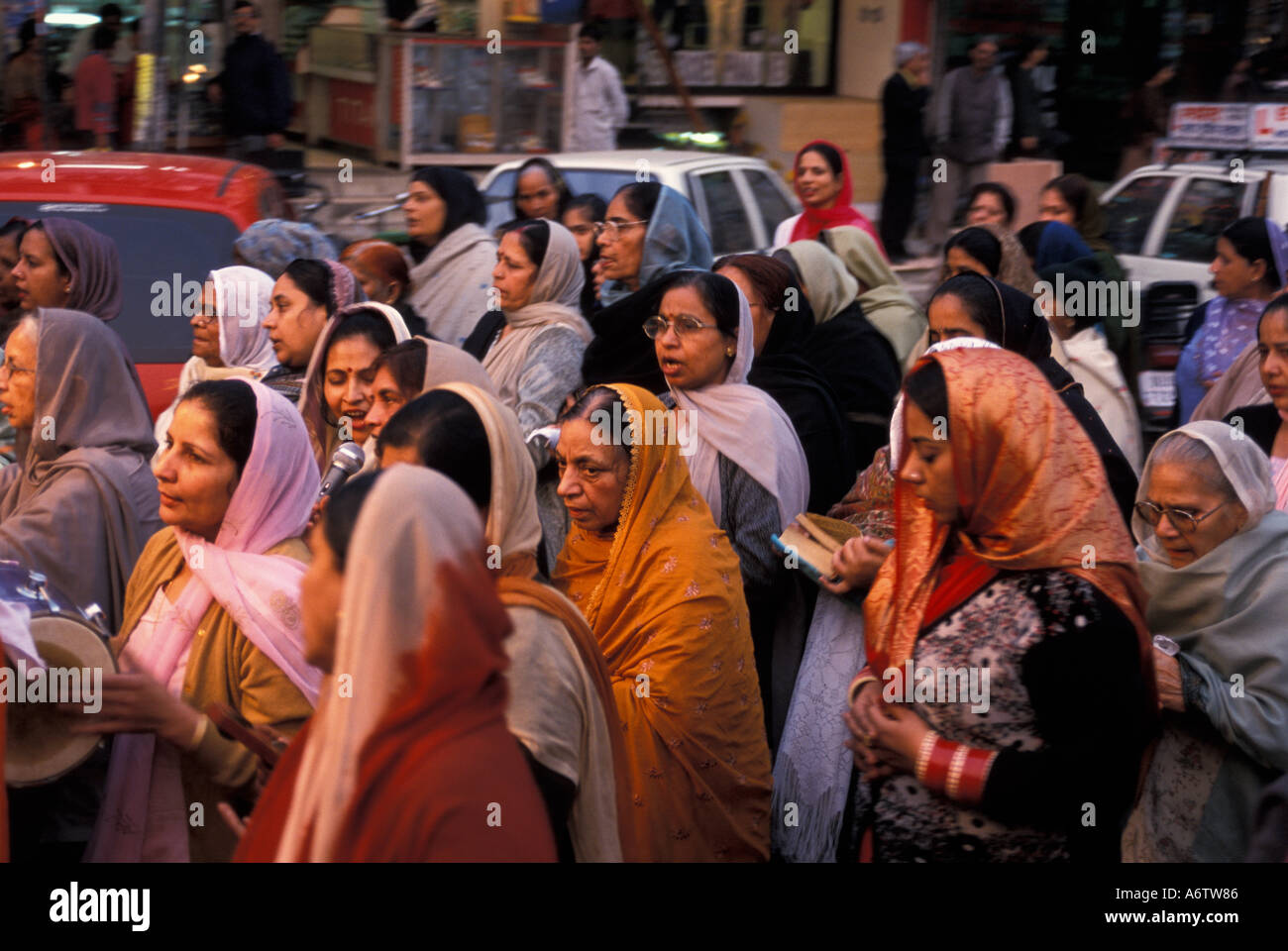 India sari women group street walking hi-res stock photography and ...