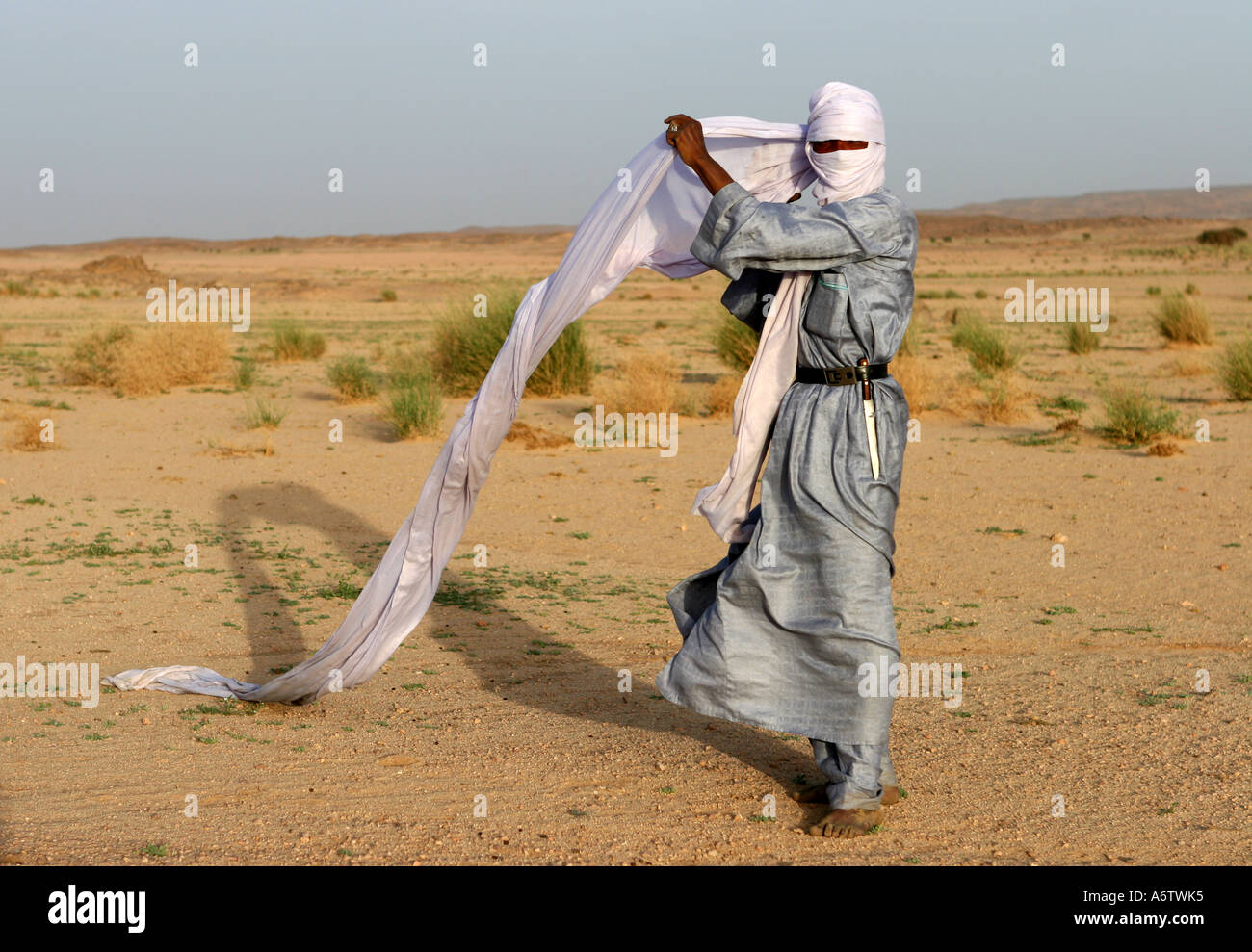 Desert tribesman winding his turban in the Sahara desert Stock Photo ...