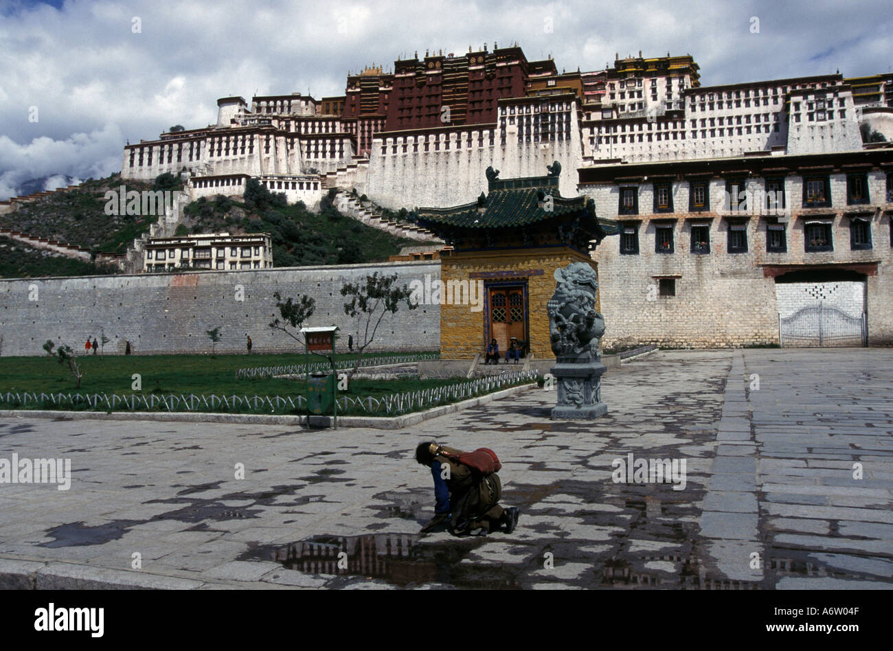 CHINA,Tibet. Pilgrim at Potala Palace, Lhasa Stock Photo - Alamy