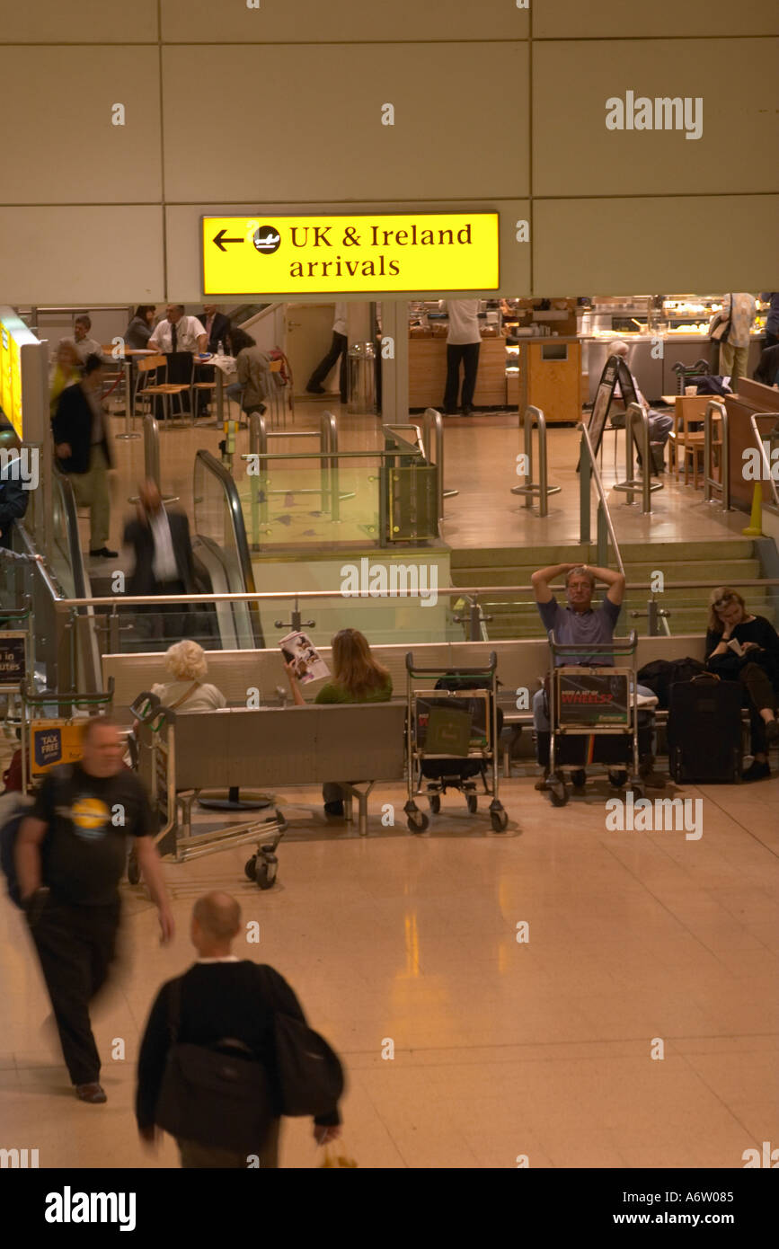 Terminal 1 al London Heathrow Airport Departures Stock Photo - Alamy