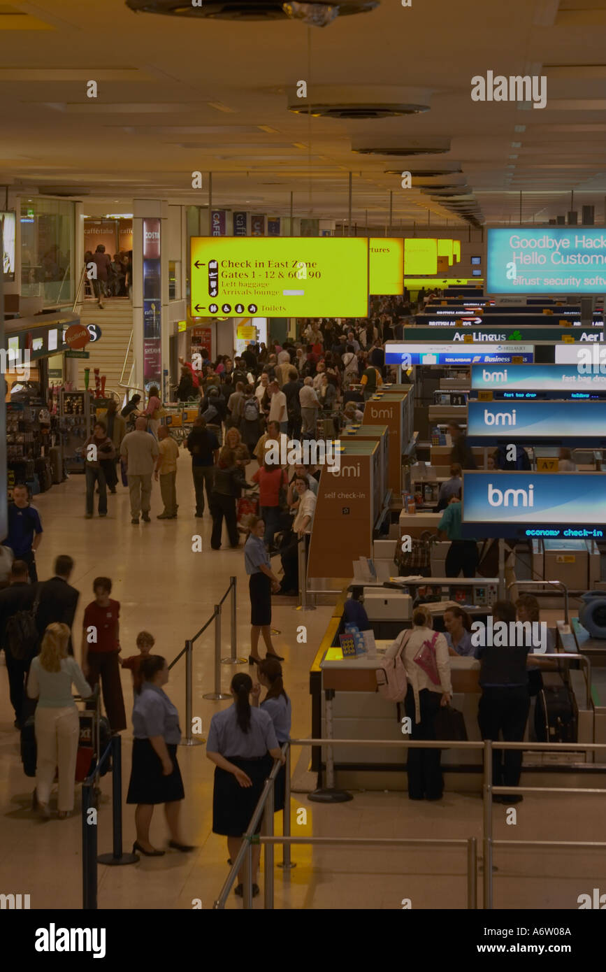 Terminal 1 al London Heathrow Airport Departures Stock Photo - Alamy