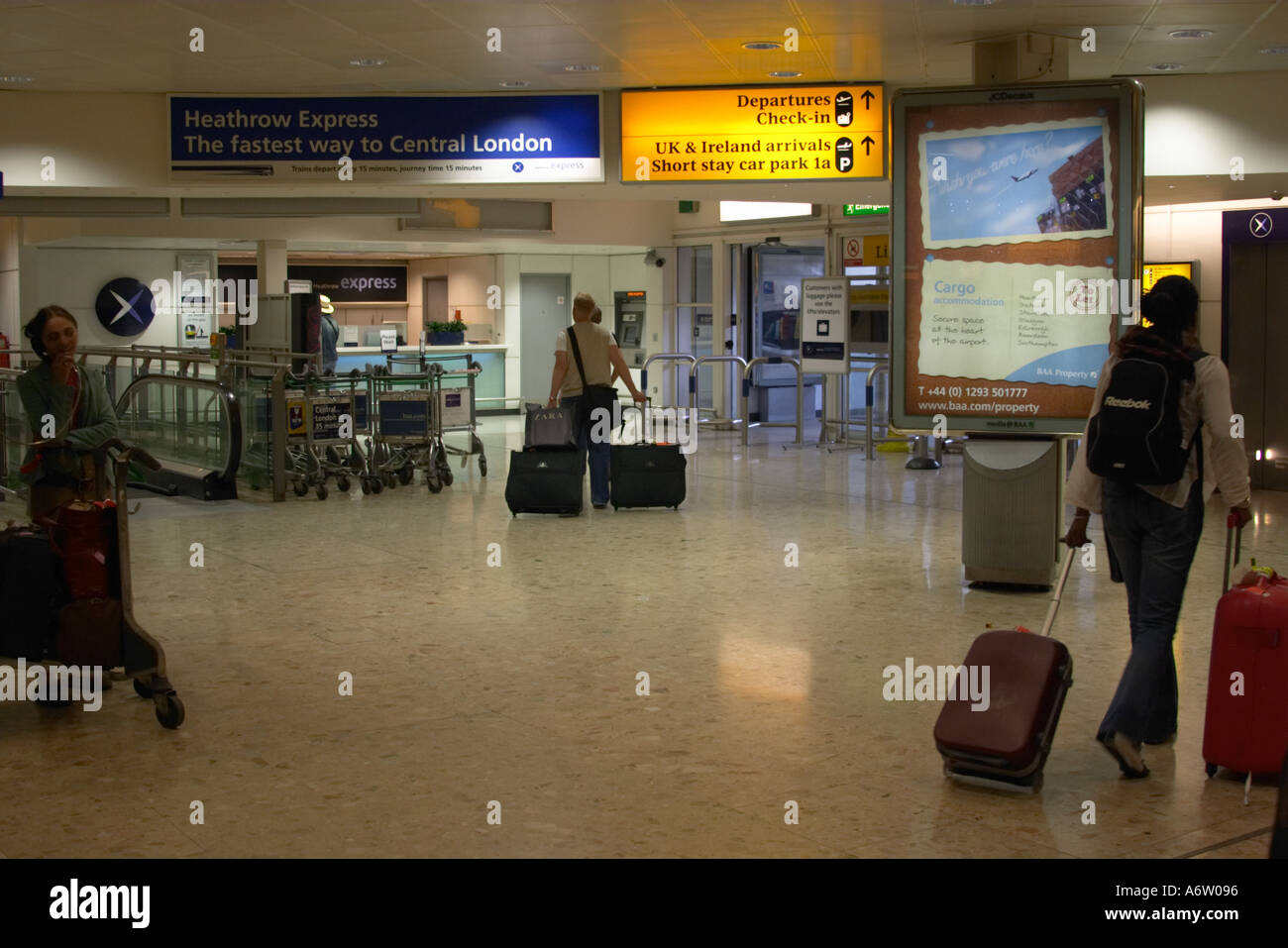 Terminal 1 al London Heathrow Airport Departures Stock Photo - Alamy
