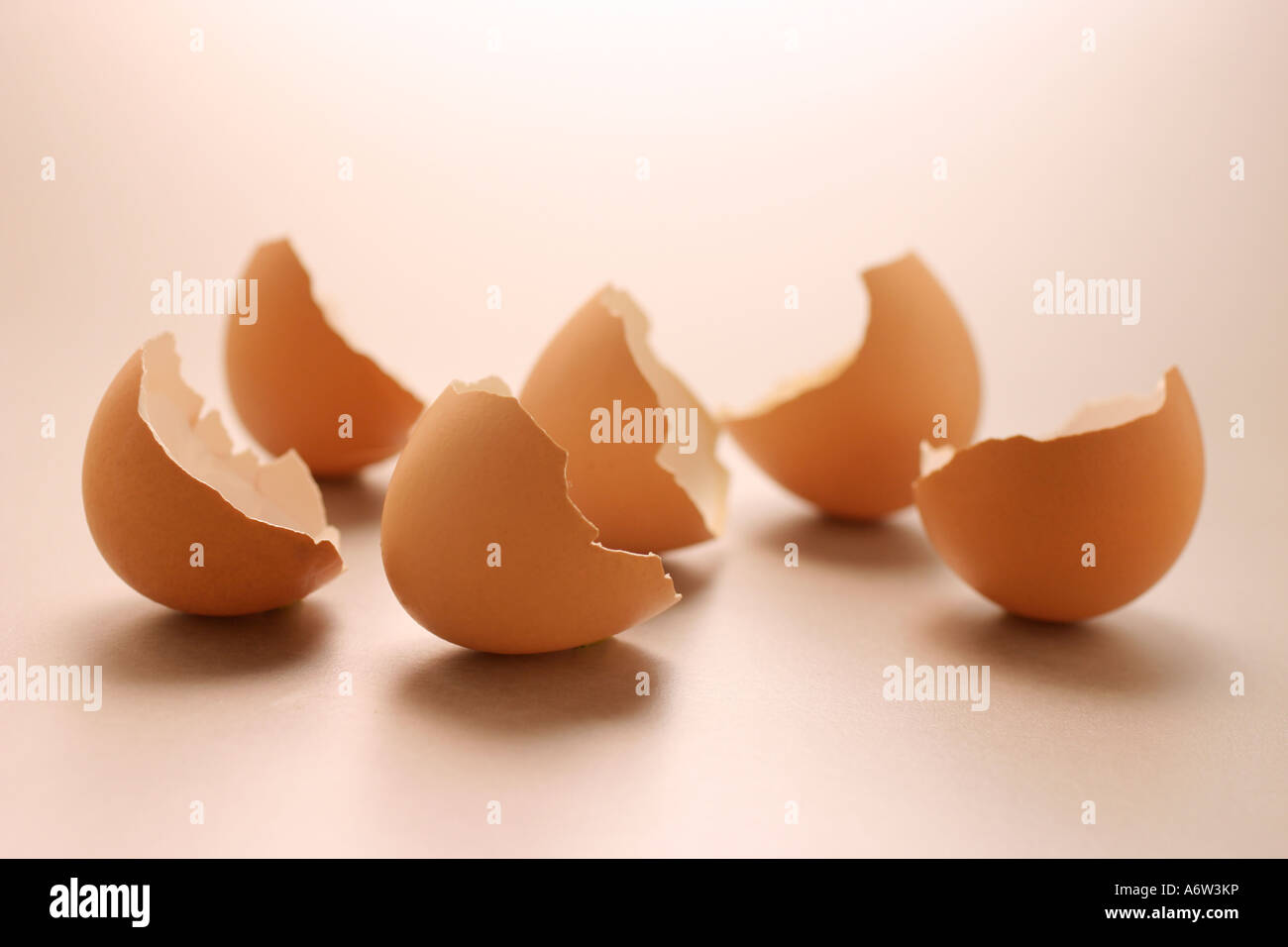 Egg shells hi-res stock photography and images - Alamy