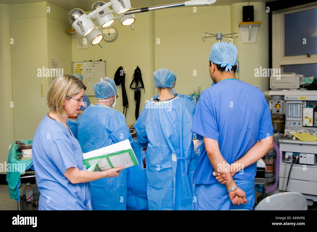 Nhs surgeons hi-res stock photography and images - Alamy
