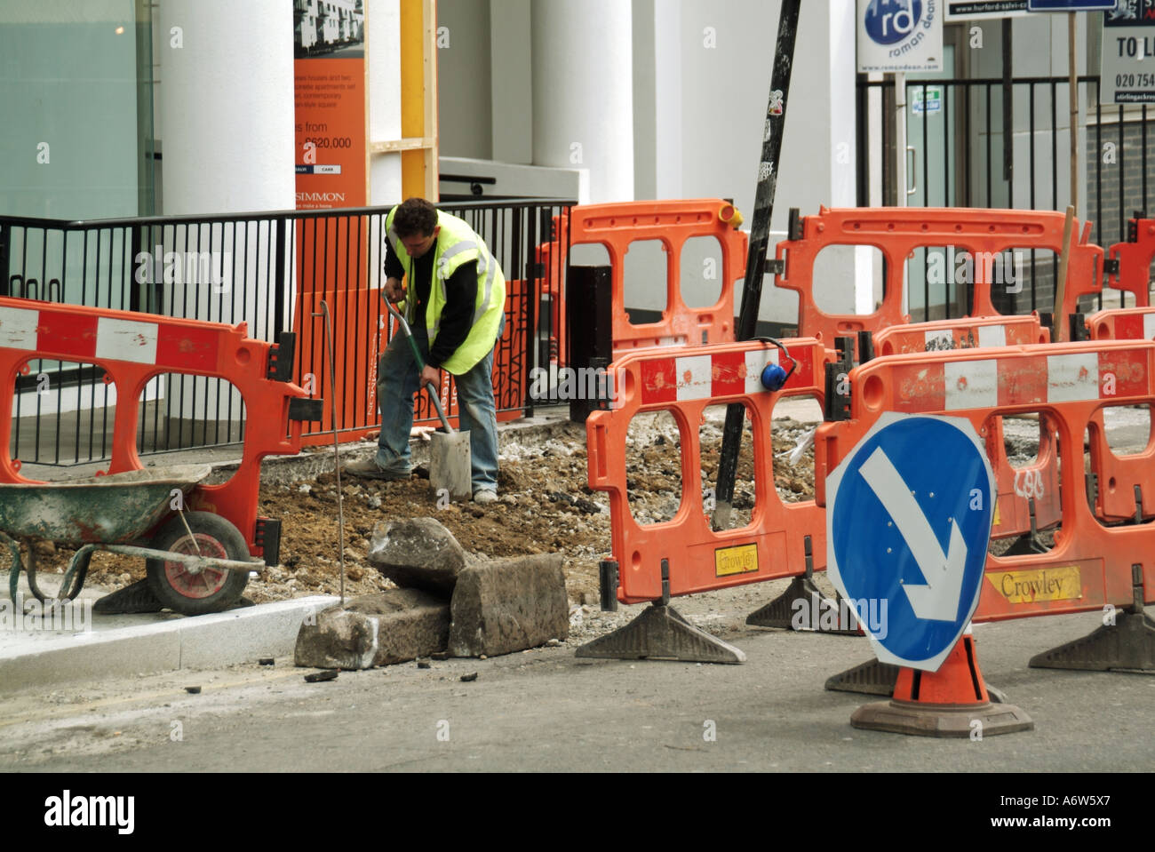 Working men paving street hi-res stock photography and images - Alamy