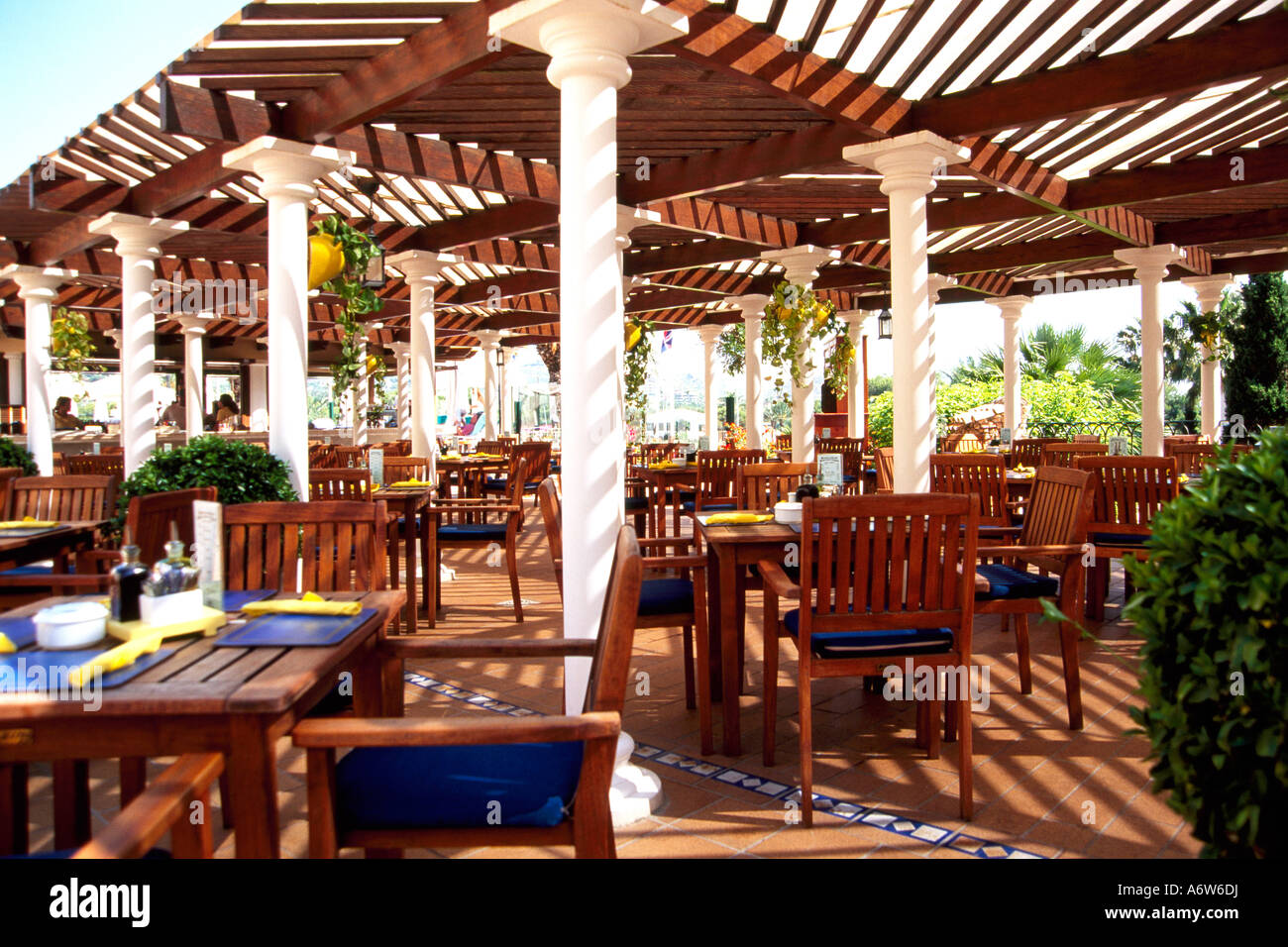 Outdoor restaraunt hi-res stock photography and images - Alamy