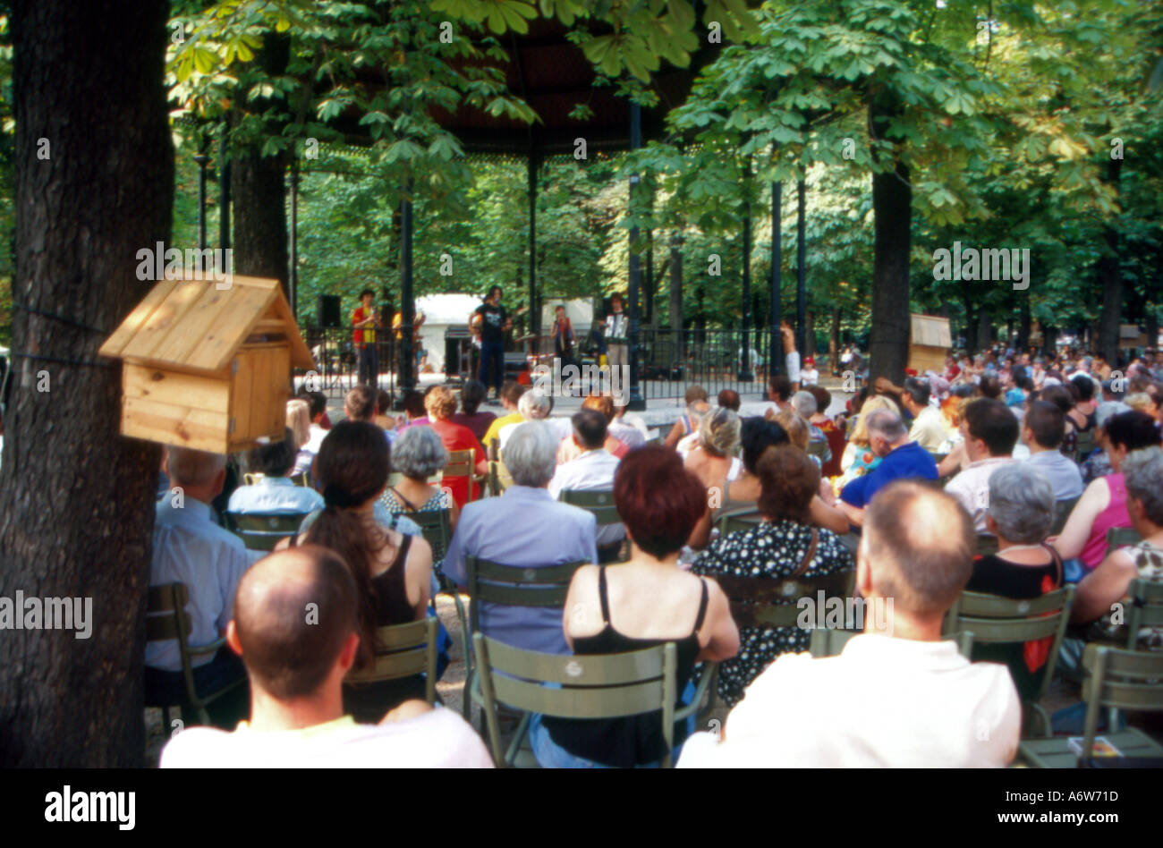 paris entertainment france Stock Photo - Alamy