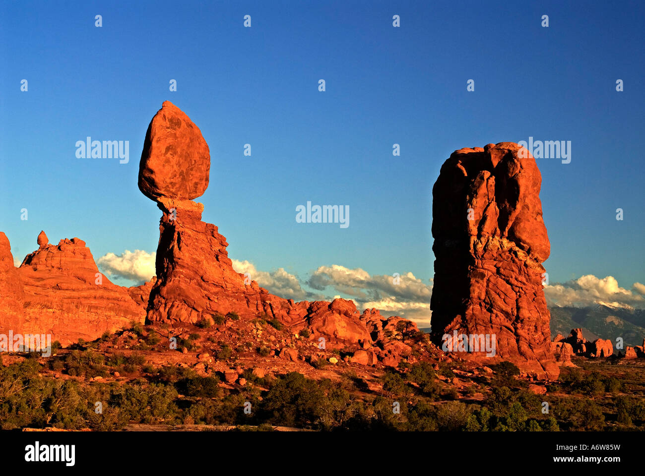 Balancing redrock boulder Balanced Rock in evening light Arches ...