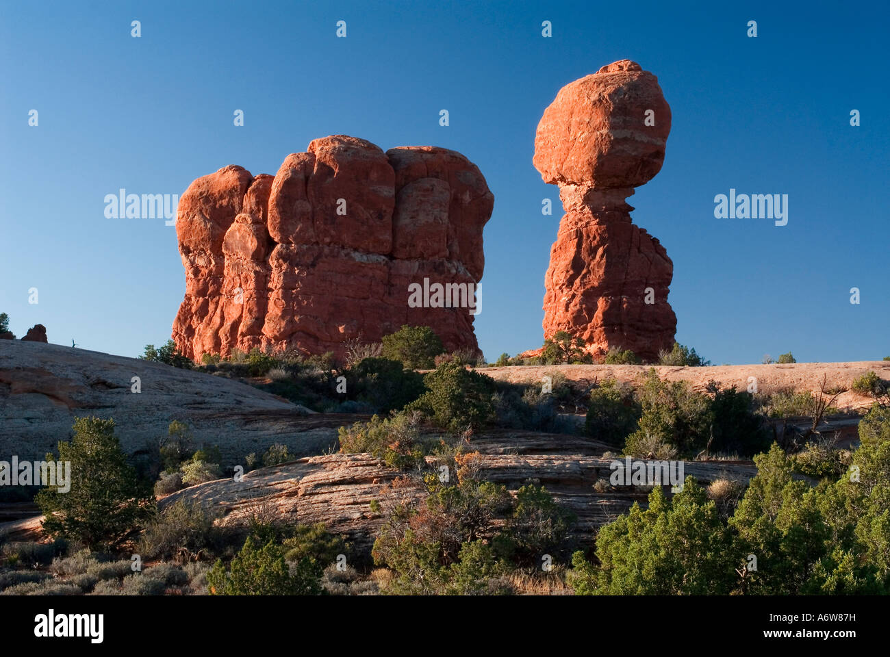 Balancing redrock boulder Balanced Rock in morning light Arches ...