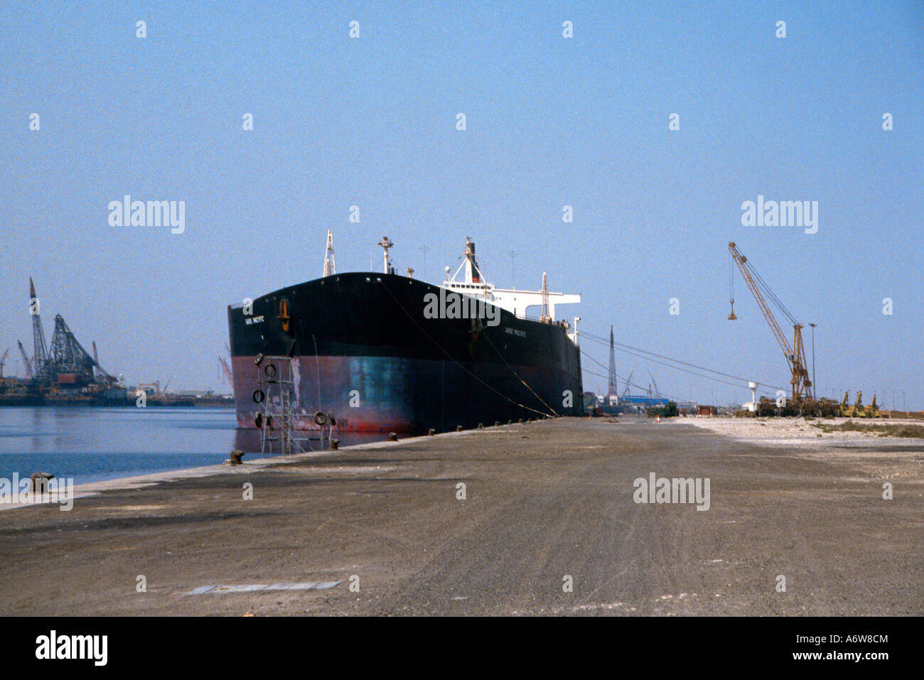 Jebel ali port hi-res stock photography and images - Alamy
