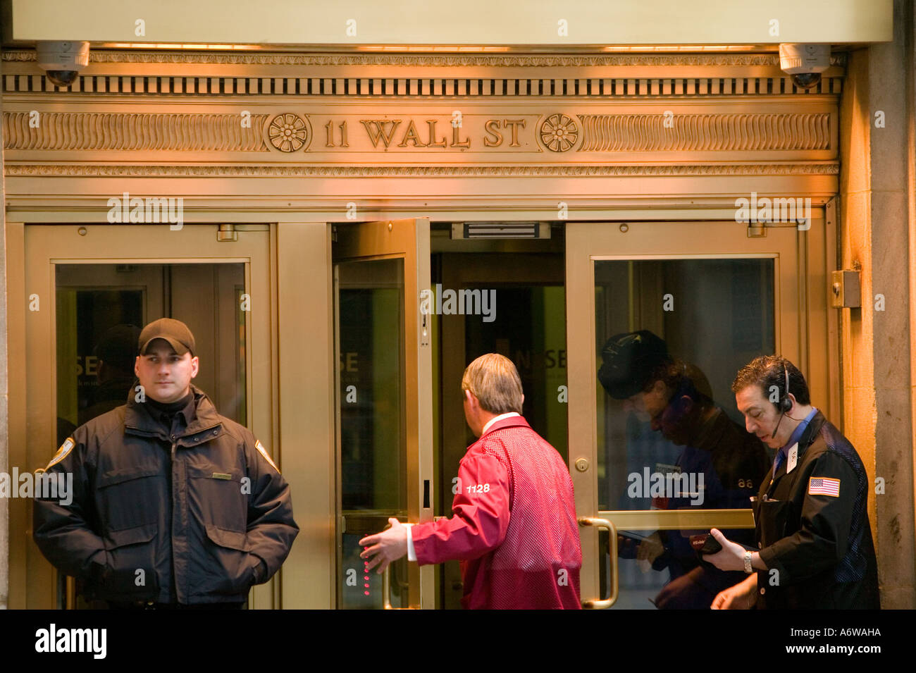 Wall street trader nyse hi-res stock photography and images - Alamy