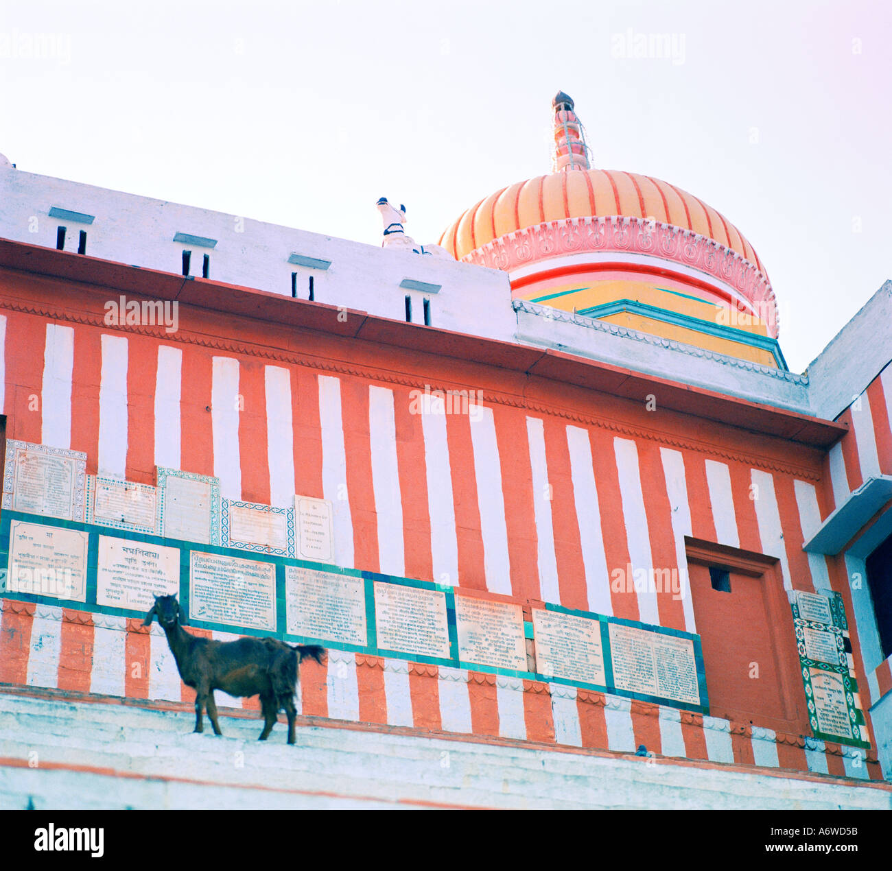 Hindu temple shrine varanasi hi-res stock photography and images - Alamy