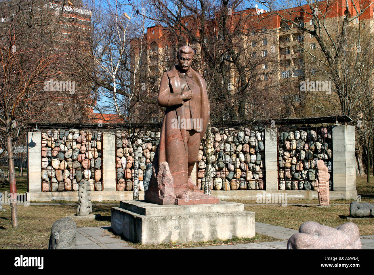 A statue of Josef Stalin and a memorial to his many victims in Moscow's ...