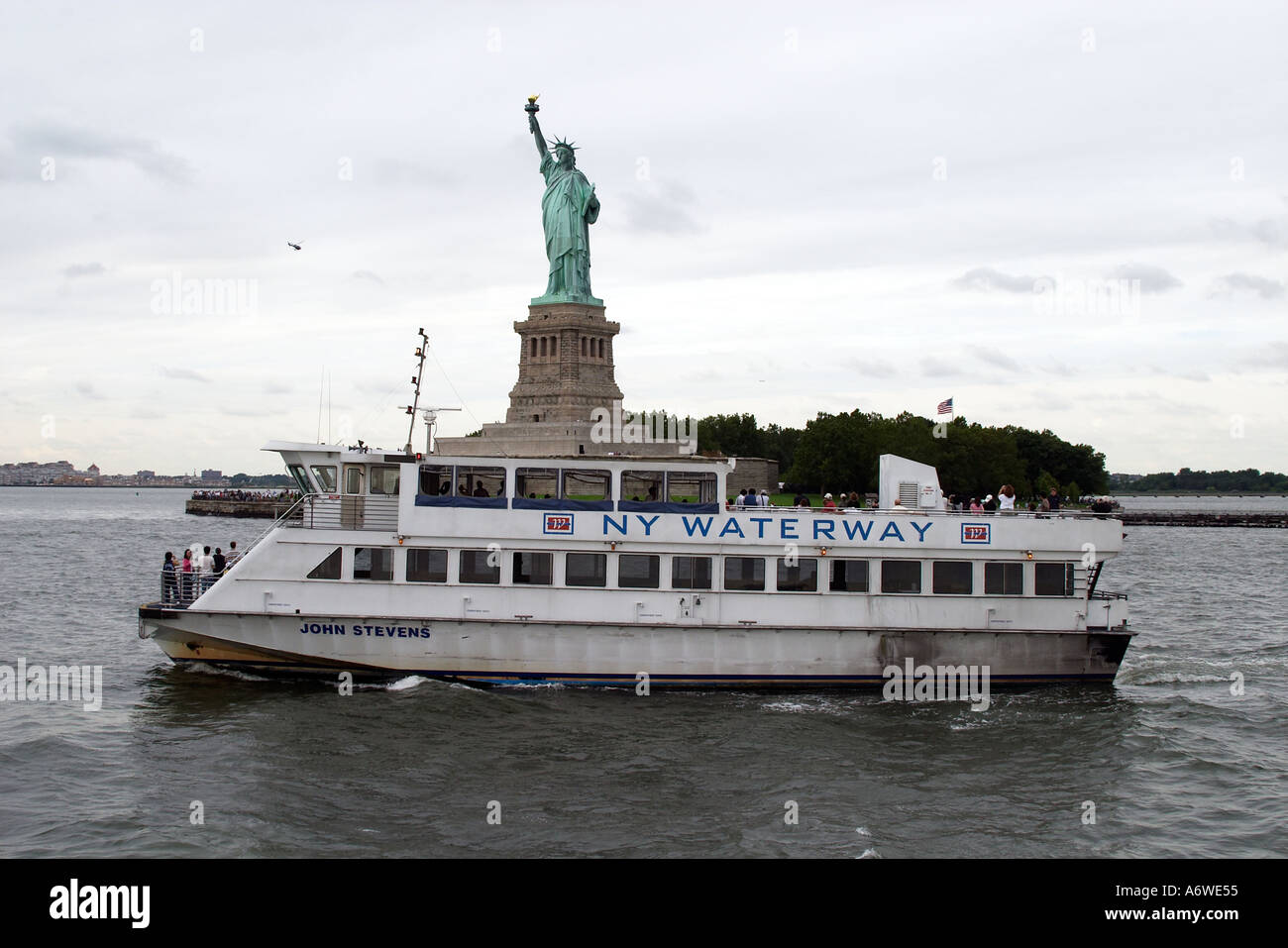 Tour boat in front of the Statue of Liberty Stock Photo - Alamy