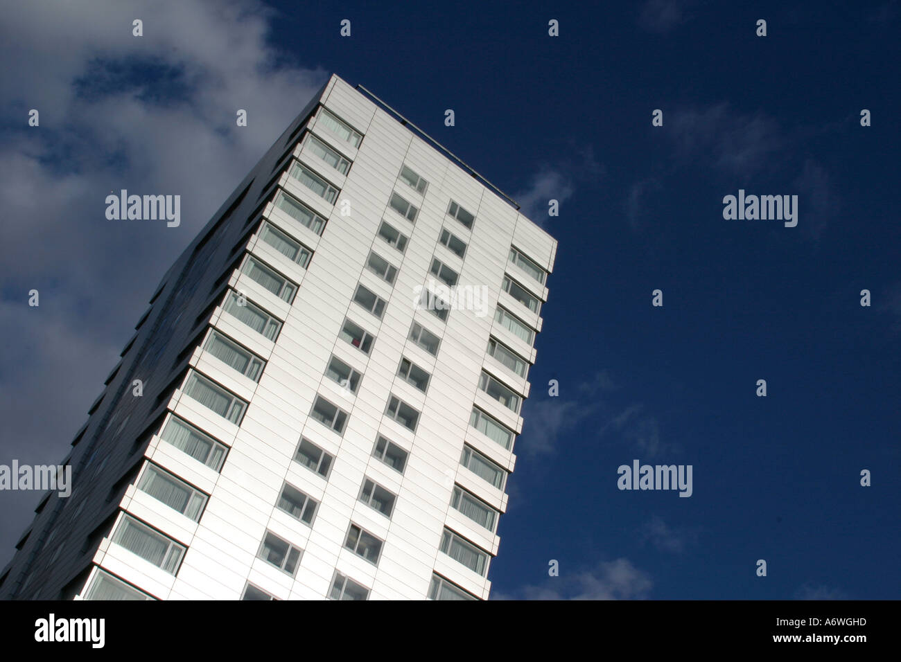 Statue and Tower block in City Square, Leeds City Centre, Dec 2005 ...