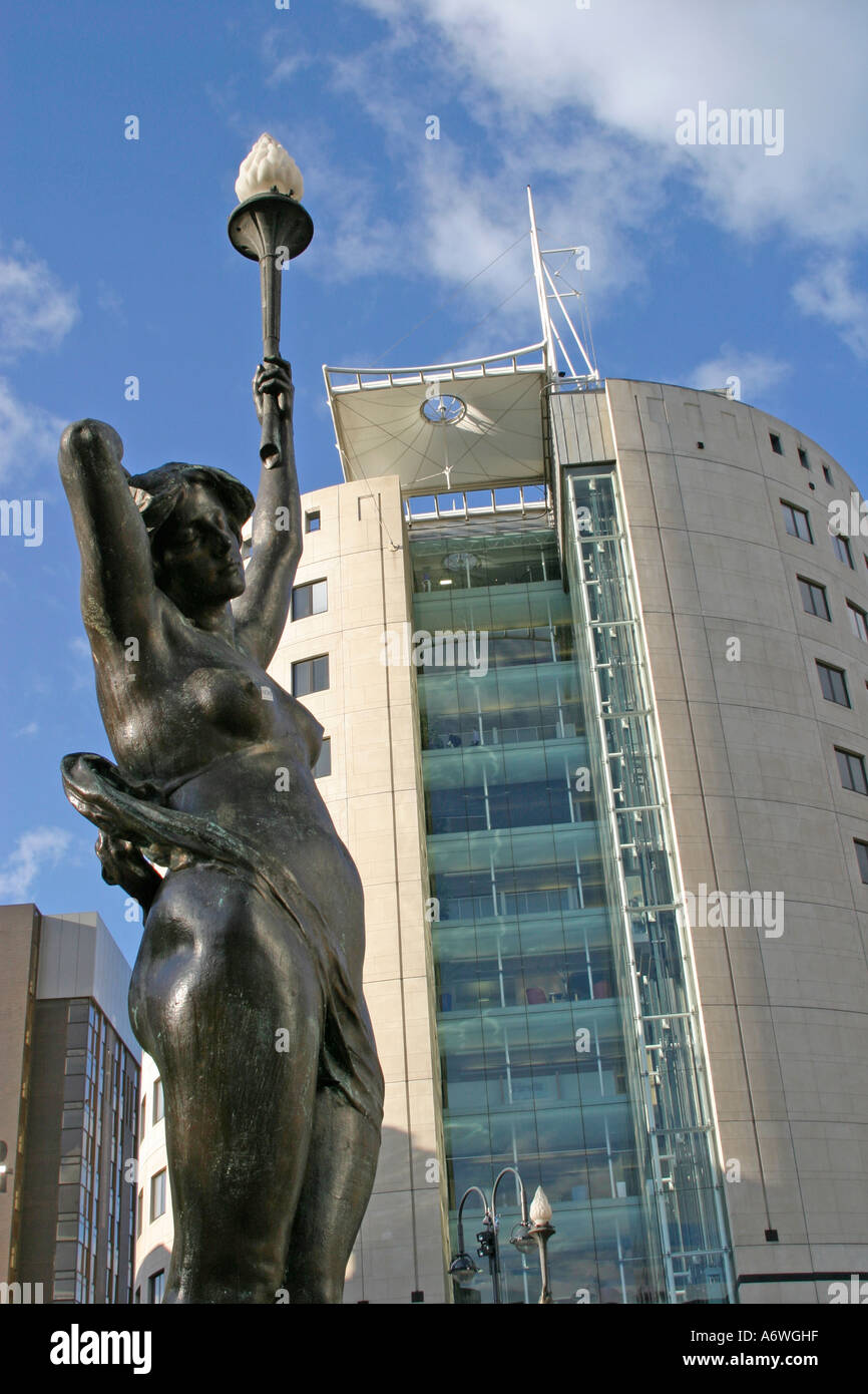 Statue and Tower block in City Square, Leeds City Centre, Dec 2005 ...