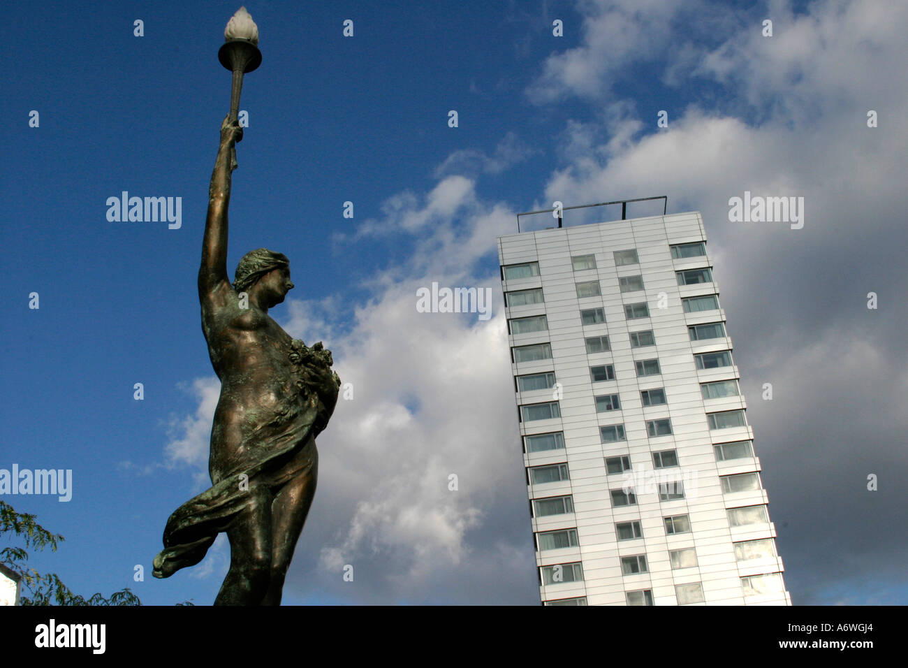 Statue and Tower block in City Square, Leeds City Centre, Dec 2005 ...