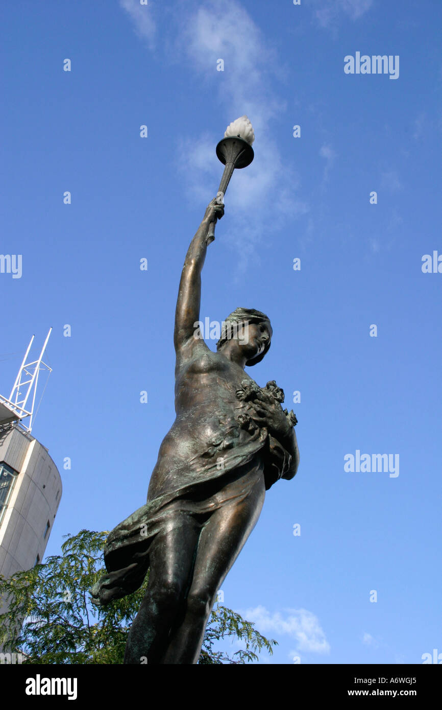 Statue in City Square, Leeds City Centre, West Yorkshire, Dec 2005 ...