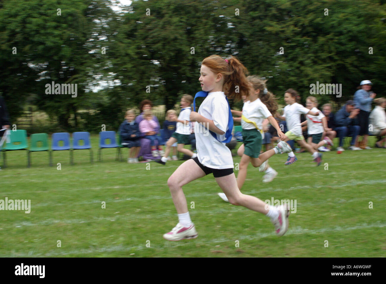 Sports day school girls hi-res stock photography and images - Alamy