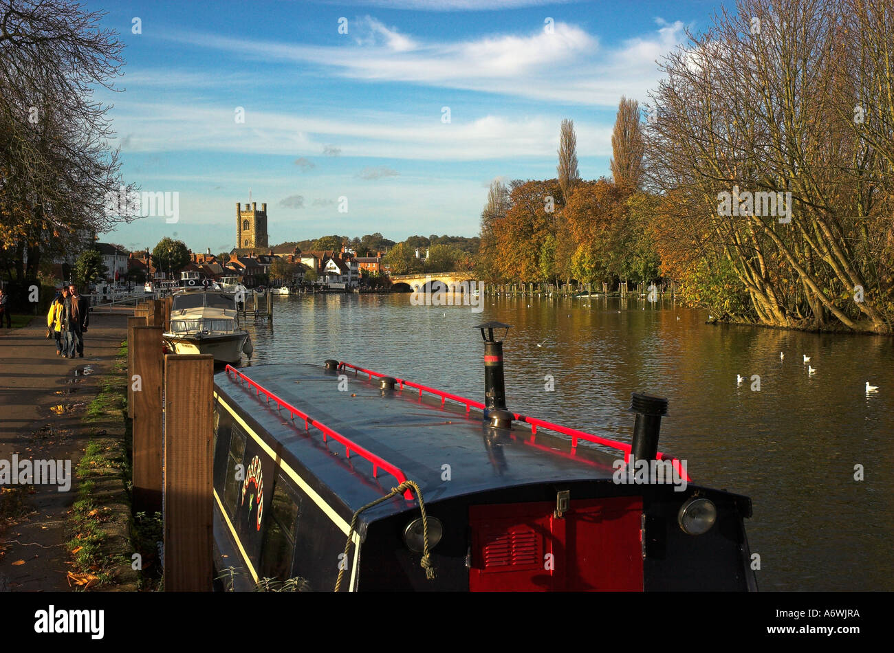 Walking henley bridge hi-res stock photography and images - Alamy