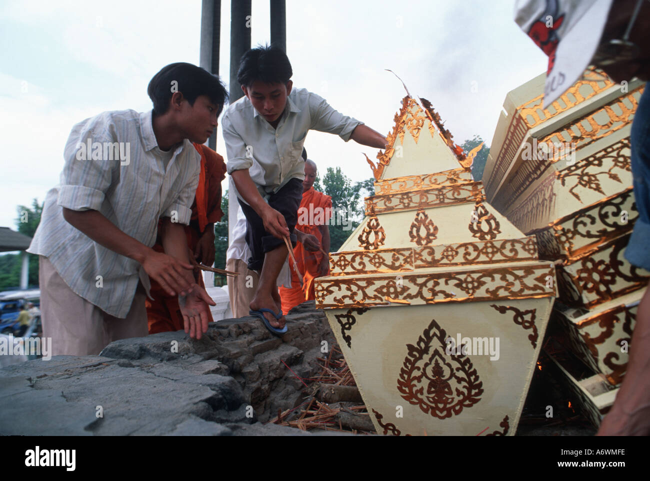 Lao Buddhist funeral and cremation ceremony Stock Photo - Alamy
