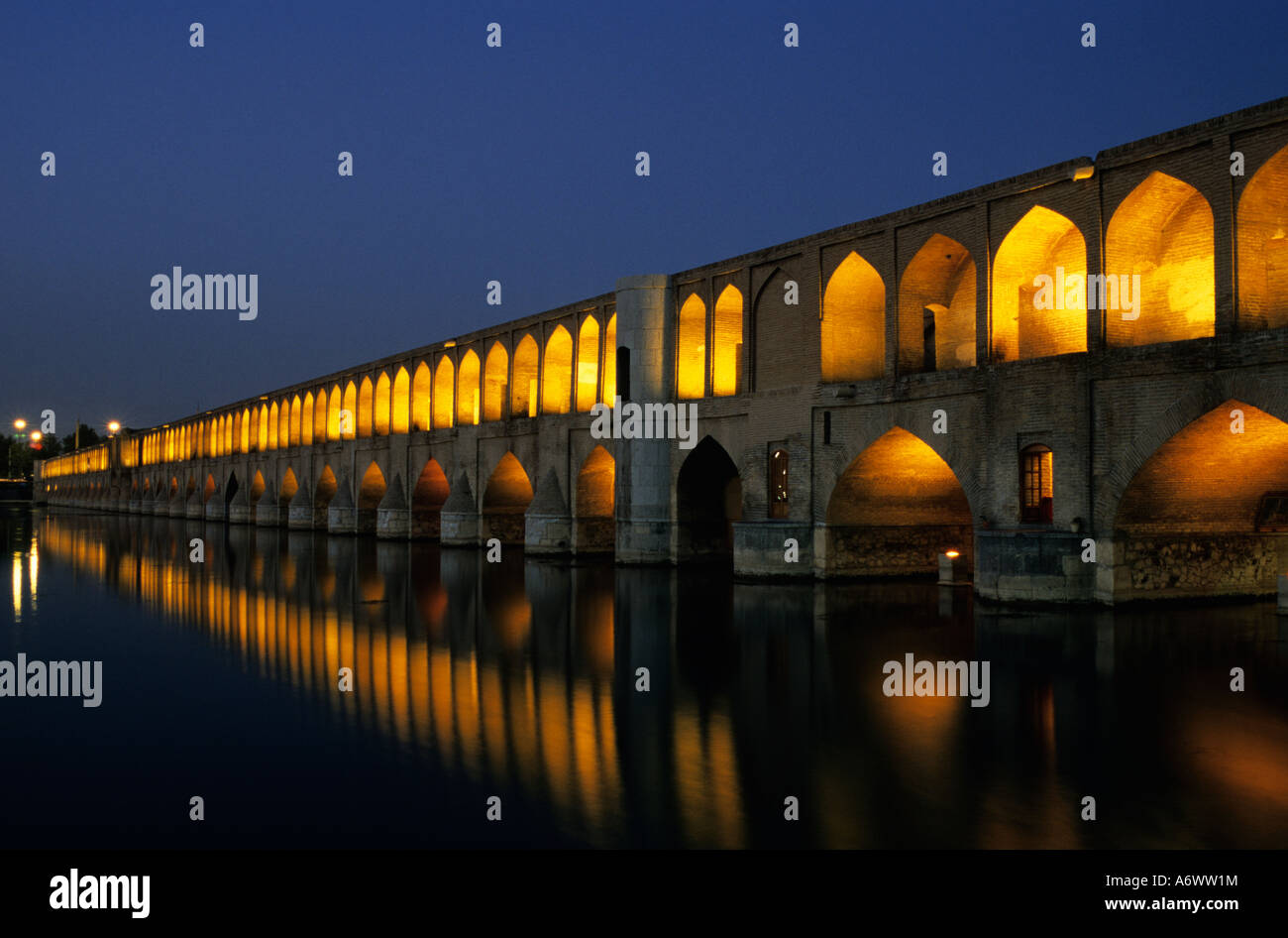Iran: Si o Seh Bridge in Esfahan illuminated at dusk Stock Photo - Alamy
