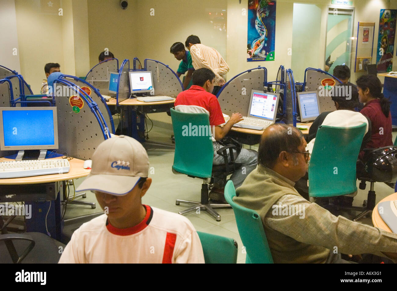 Internet cafe india hi-res stock photography and images - Alamy