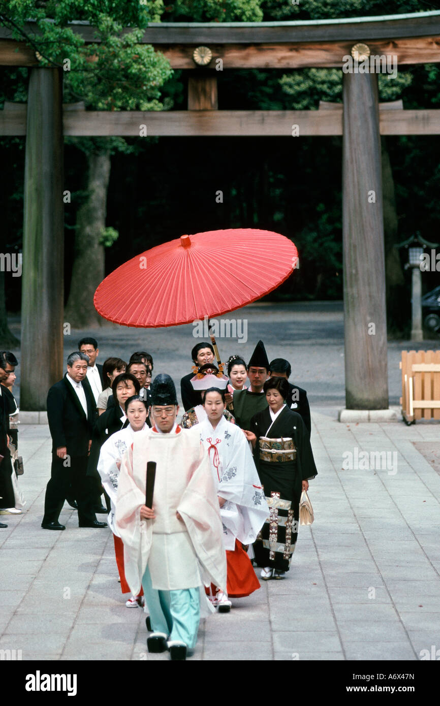 A traditional Japanese wedding procession at the Meiji Shrine in Tokyo ...