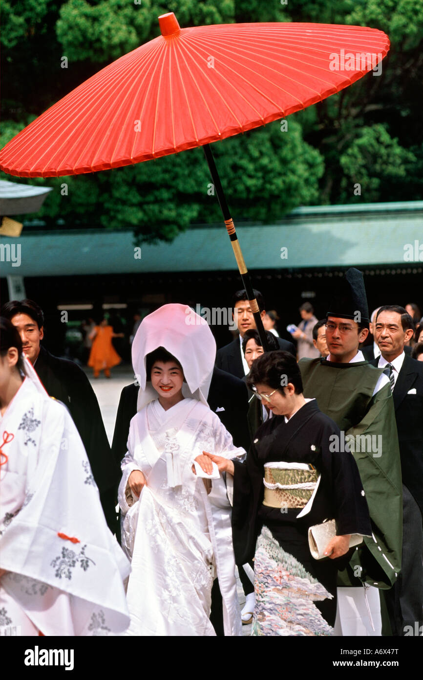 A traditional Japanese wedding procession at the Meiji Shrine in Tokyo ...