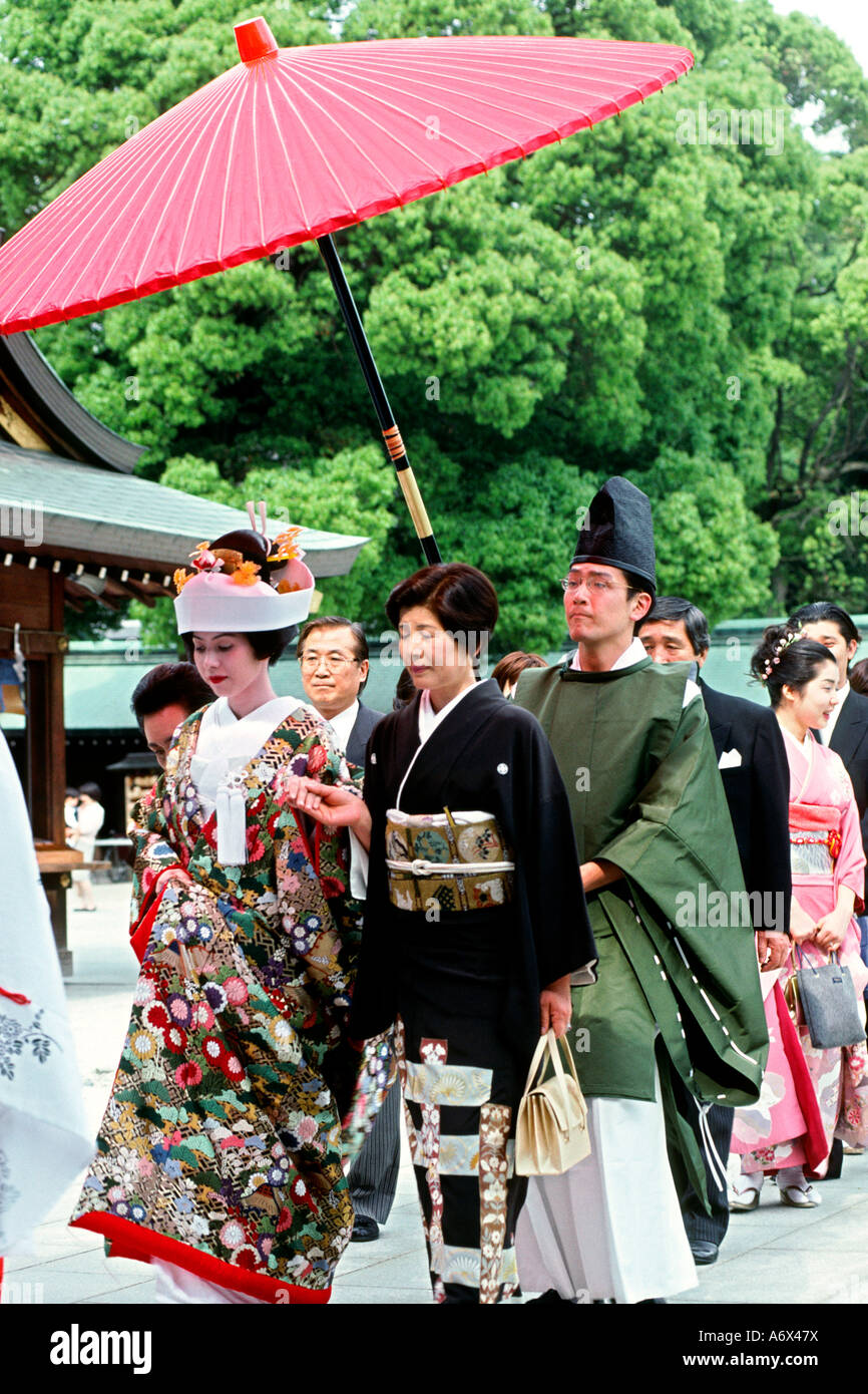 A traditional Japanese wedding procession at the Meiji Shrine in Tokyo ...