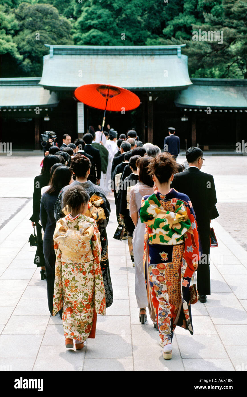 A traditional Japanese wedding procession at the Meiji Shrine in Tokyo ...