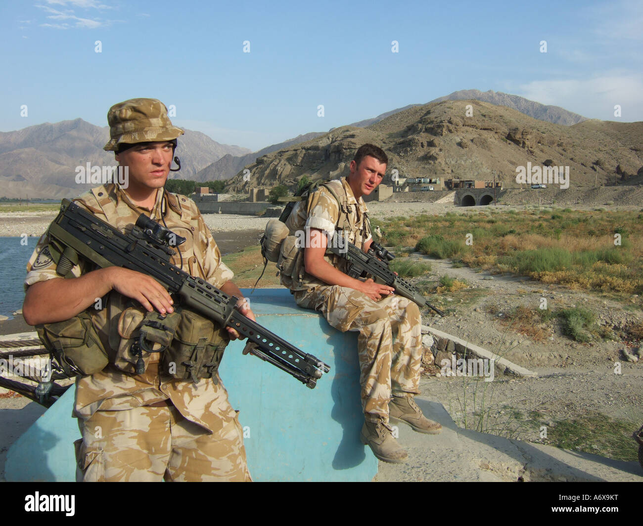 British soldiers on patrol in an Afghan village close to the Pakistan ...