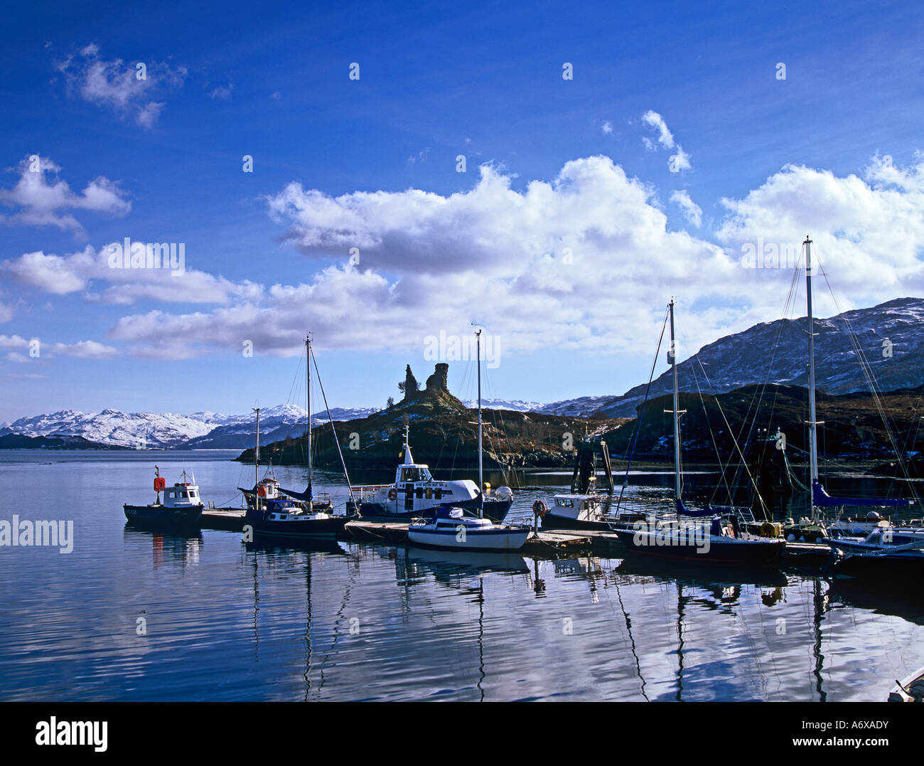 Fishing boats in kyleakin harbour hi-res stock photography and images ...