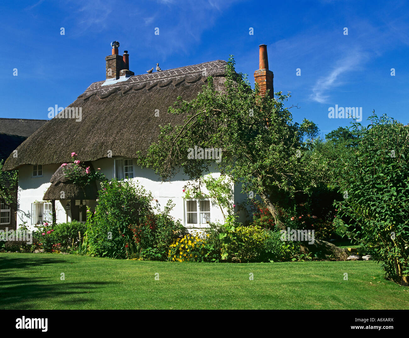 Cottage With White Porch High Resolution Stock Photography and Images ...