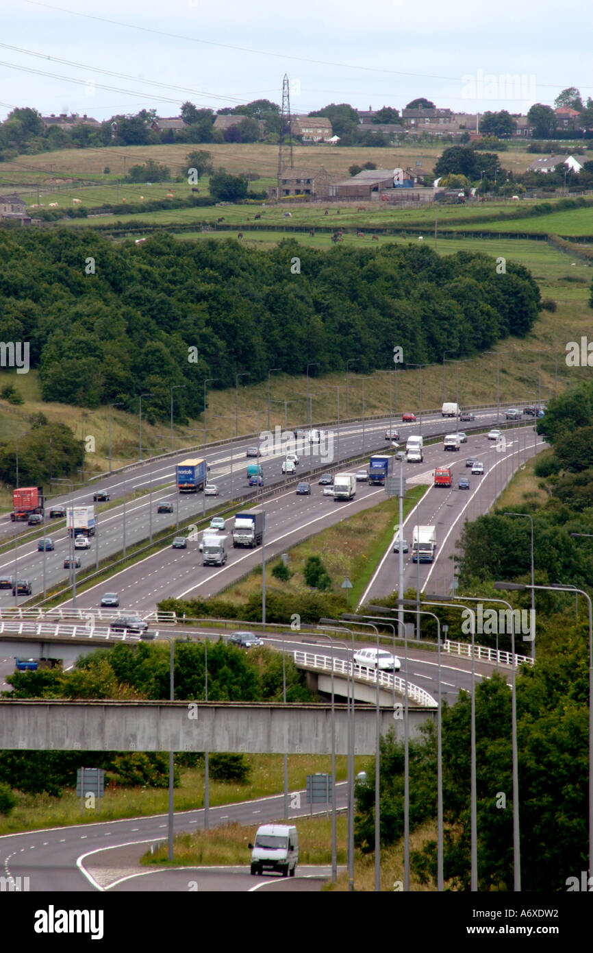 M62 intersection with M606 Cleckheaton and Bradford with light to ...
