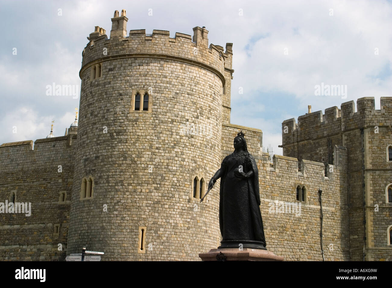 ENGLAND Windsor Statue of Queen Victoria at Windsor castle stone wall ...