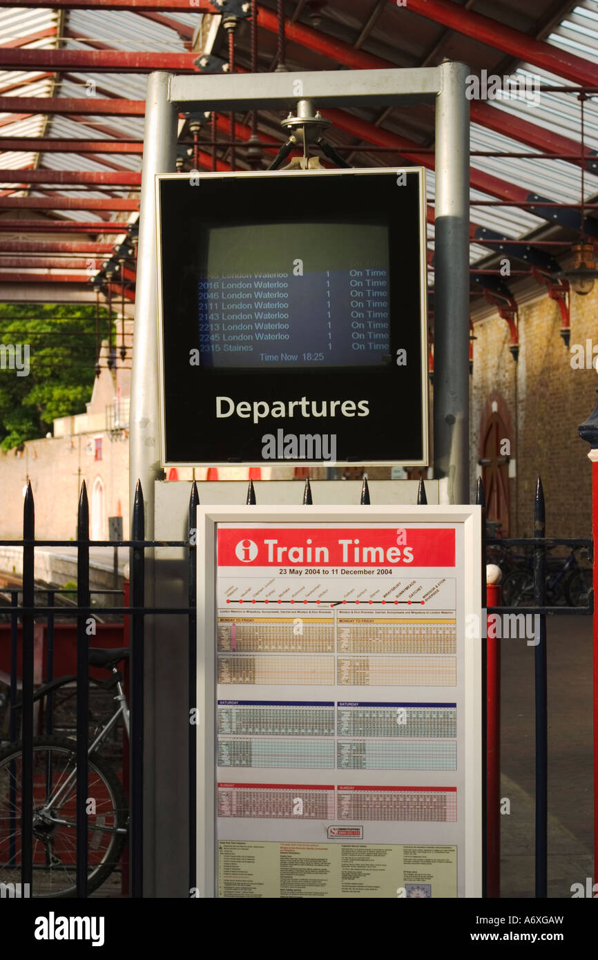 ENGLAND Windsor Monitor and schedule in train station Stock Photo - Alamy