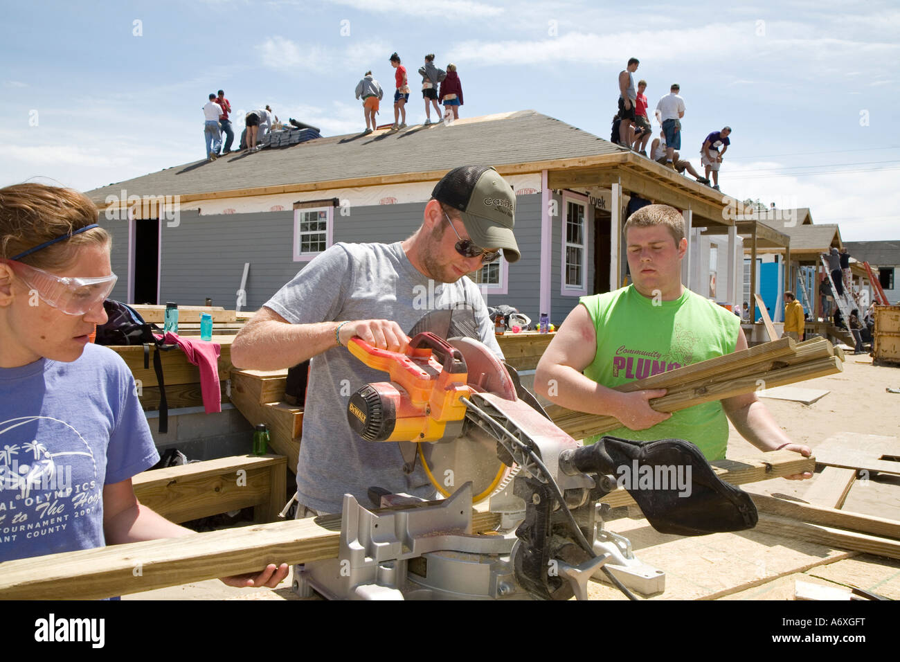Volunteers building house hi-res stock photography and images - Alamy