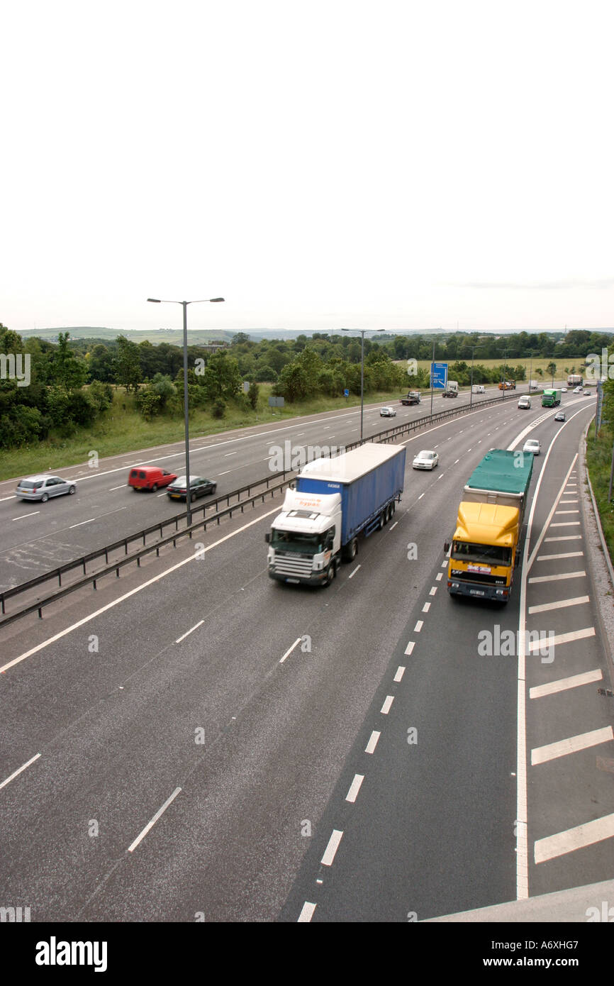 M62 intersection with M606 Cleckheaton and Bradford with light to ...