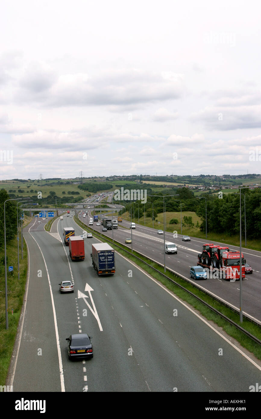 M62 intersection with M606 Cleckheaton and Bradford with light to ...