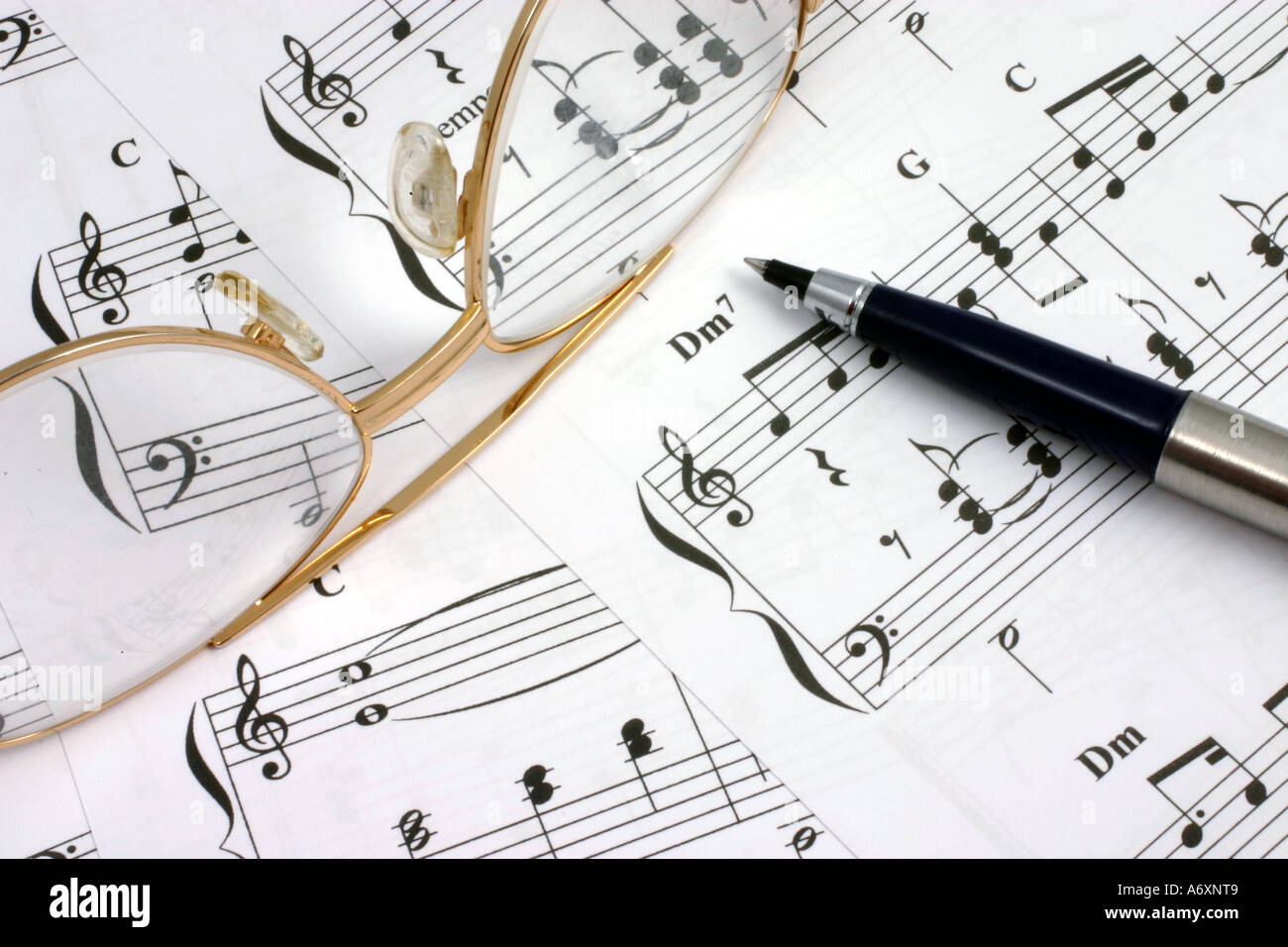 Music score sheets hi-res stock photography and images - Alamy