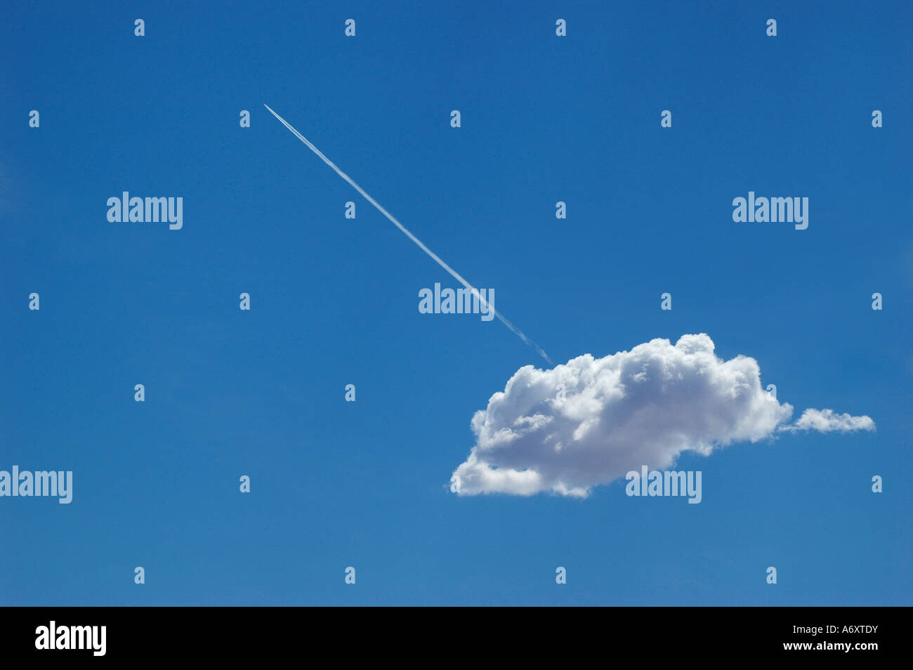 Cloud with jet contrail over Lake Powell Stock Photo - Alamy