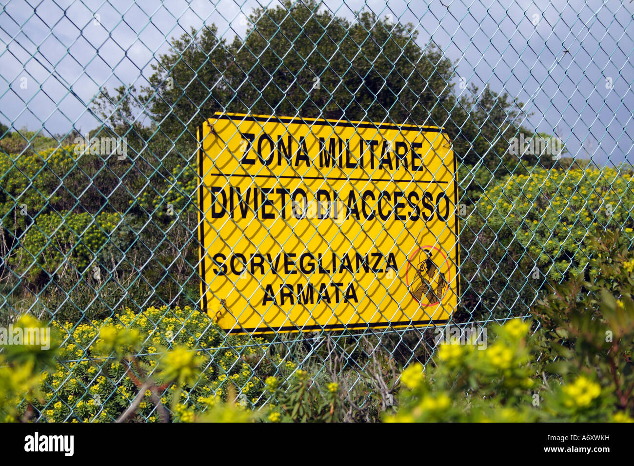 No trepassing signal Stock Photo - Alamy