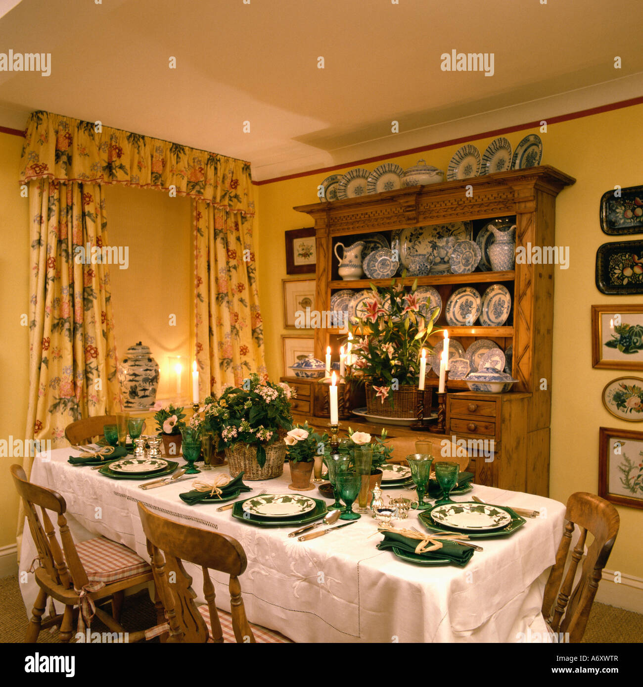 Interiors yellow diningrooms traditional hi-res stock photography and ...