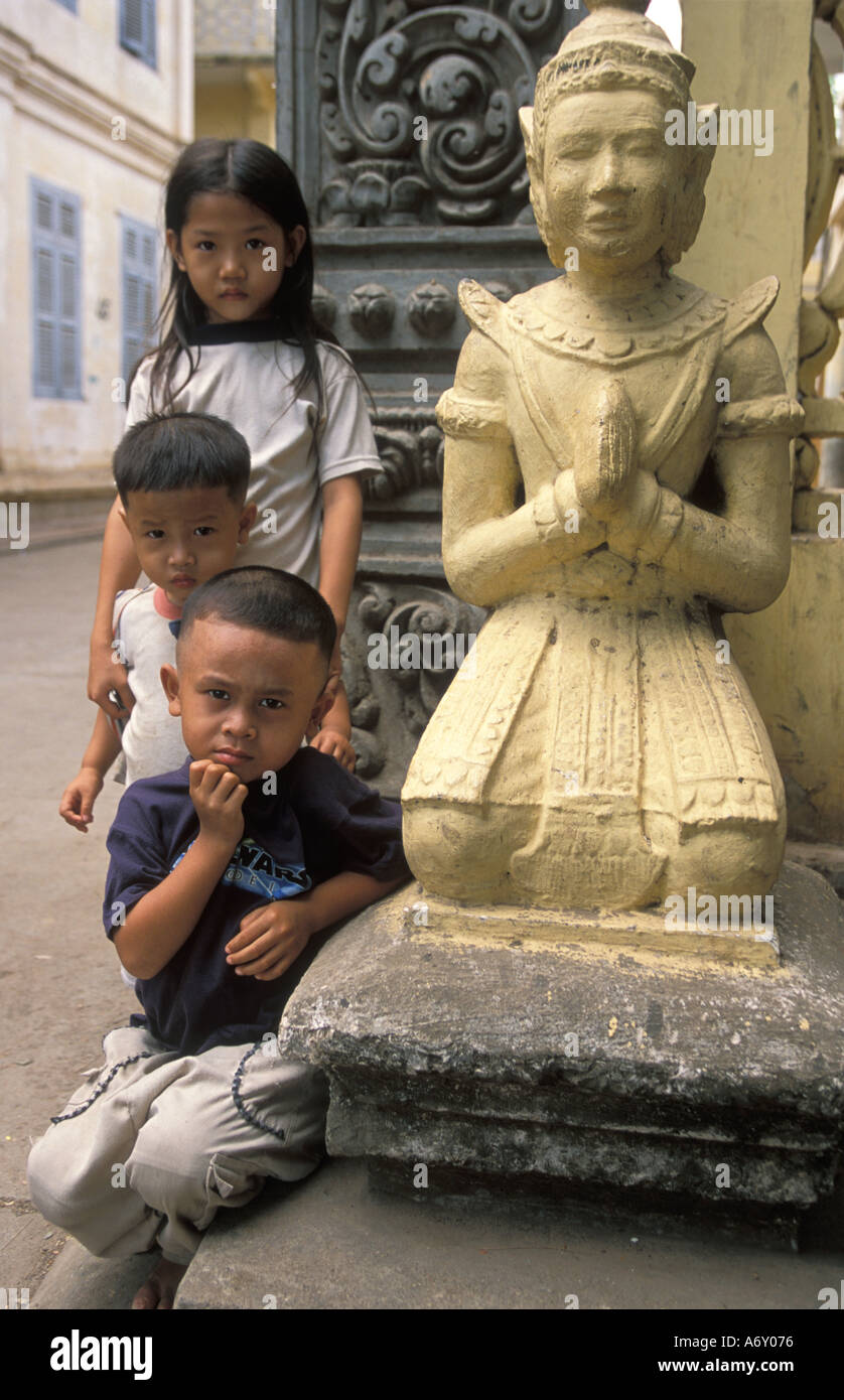 Children pose statue hi-res stock photography and images - Alamy